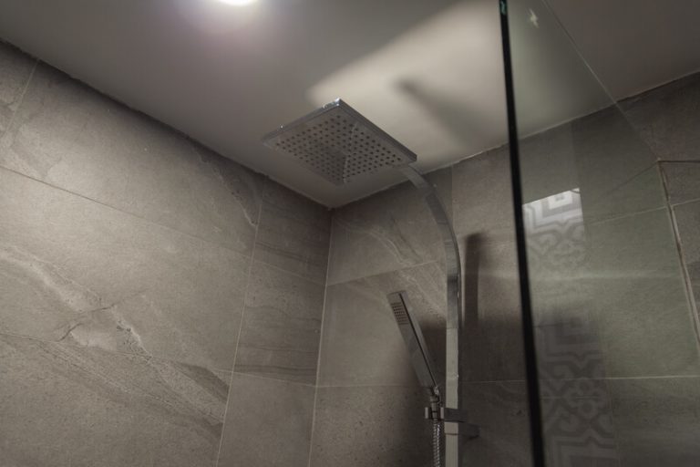 Een inloopdouche zelf maken - Badkamer Courant